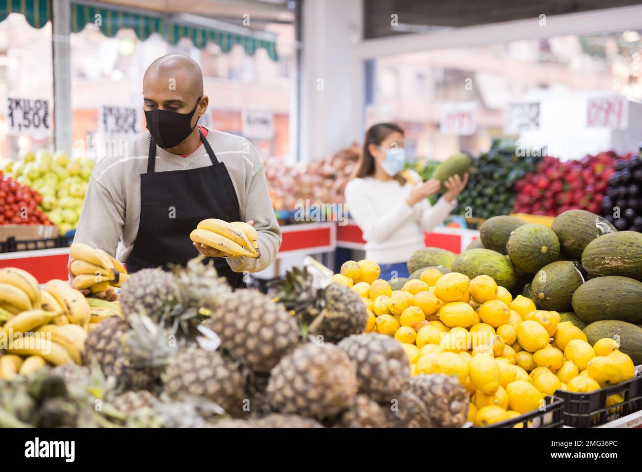 Supermarket worker mask hi-res stock photography and images - Alamy