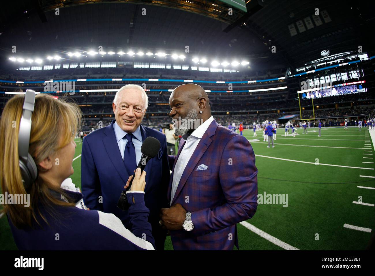 Dallas Cowboys radio broadcast reporter Kristi Scales, left, interviews ...
