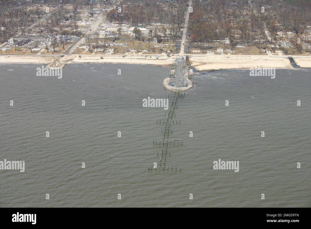 Aviation support personnel mobile hi-res stock photography and images ...