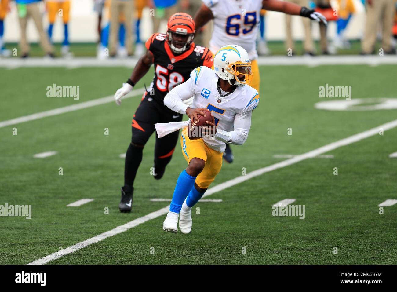 Los Angeles Chargers quarterback Tyrod Taylor (5) throws during the ...