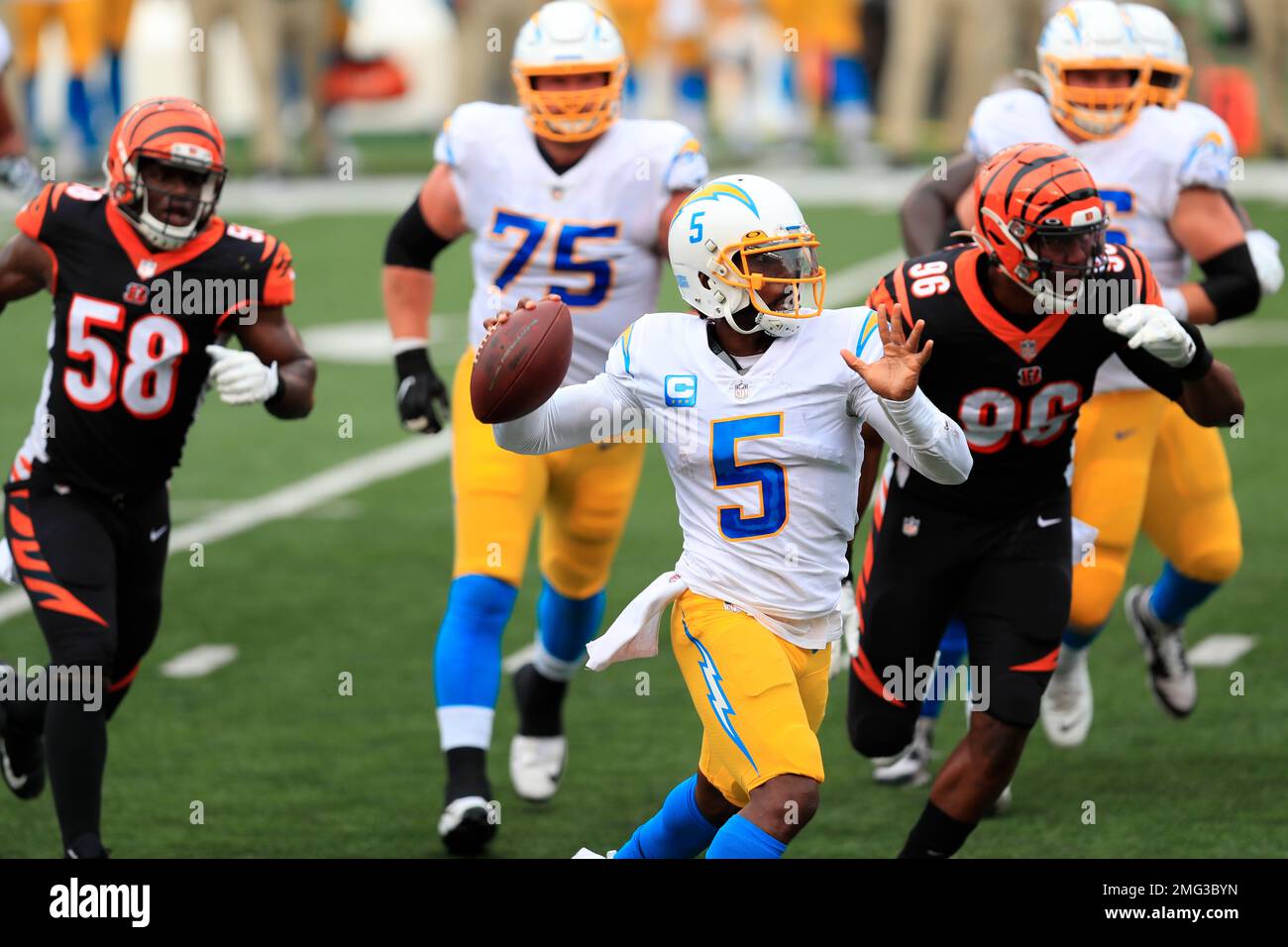 Los Angeles Chargers quarterback Tyrod Taylor (5) throws during the ...