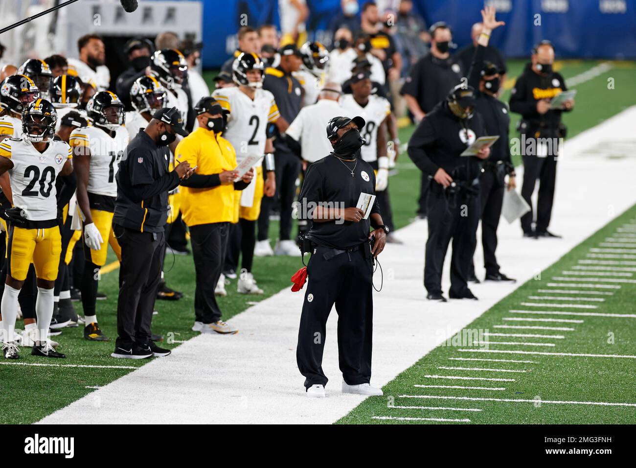 Pittsburgh Steelers head coach Mike Tomlin in action against the New ...