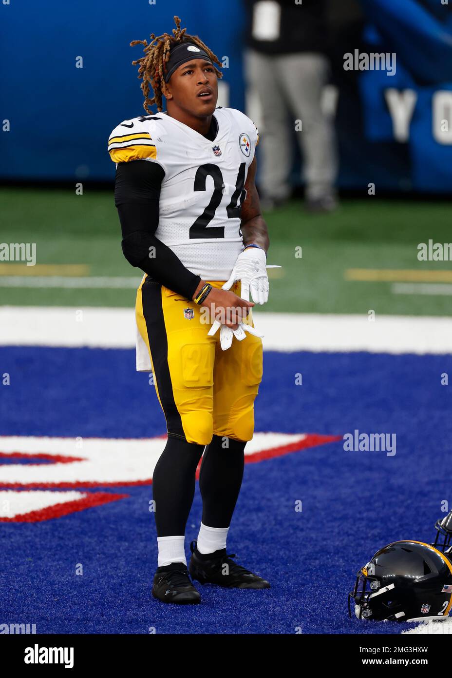 Pittsburgh Steelers running back Benny Snell (24) warms up prior to ...