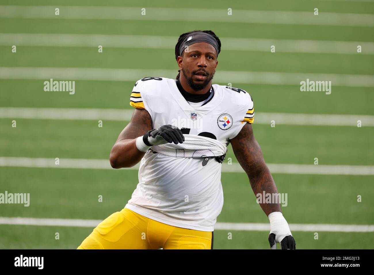 Pittsburgh Steelers outside linebacker Bud Dupree (48) warms up prior ...