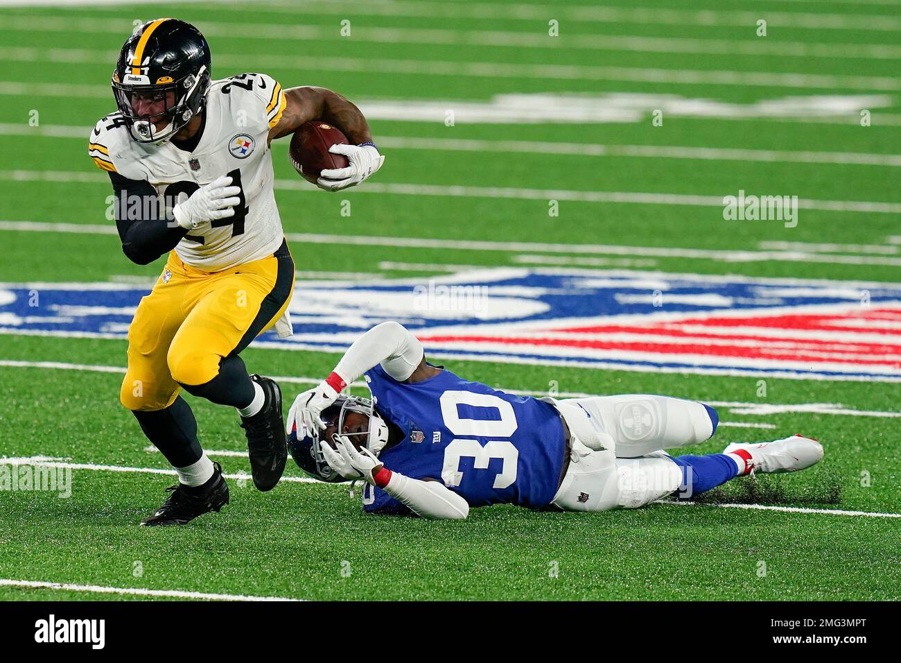 Pittsburgh Steelers running back Benny Snell (24) avoids a tackle by ...