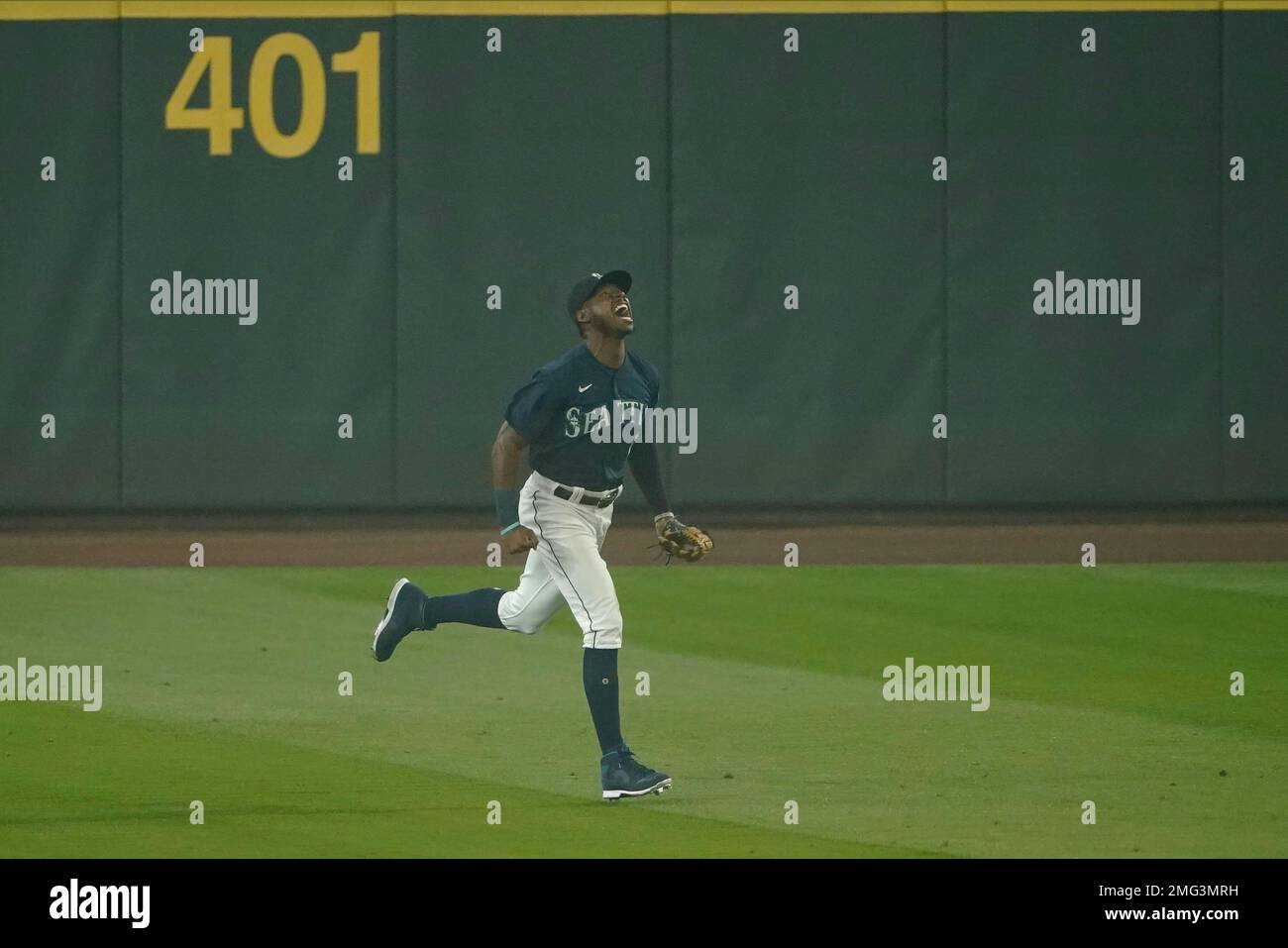 Seattle Mariners center fielder Kyle Lewis celebrates after making a ...