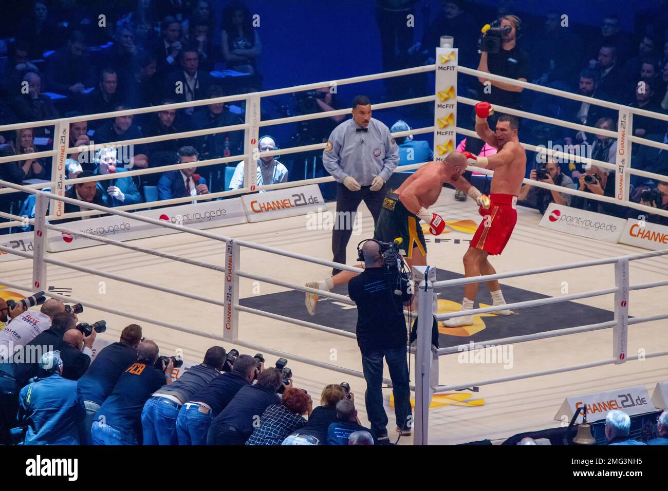 Bruised boxer hi-res stock photography and images - Alamy