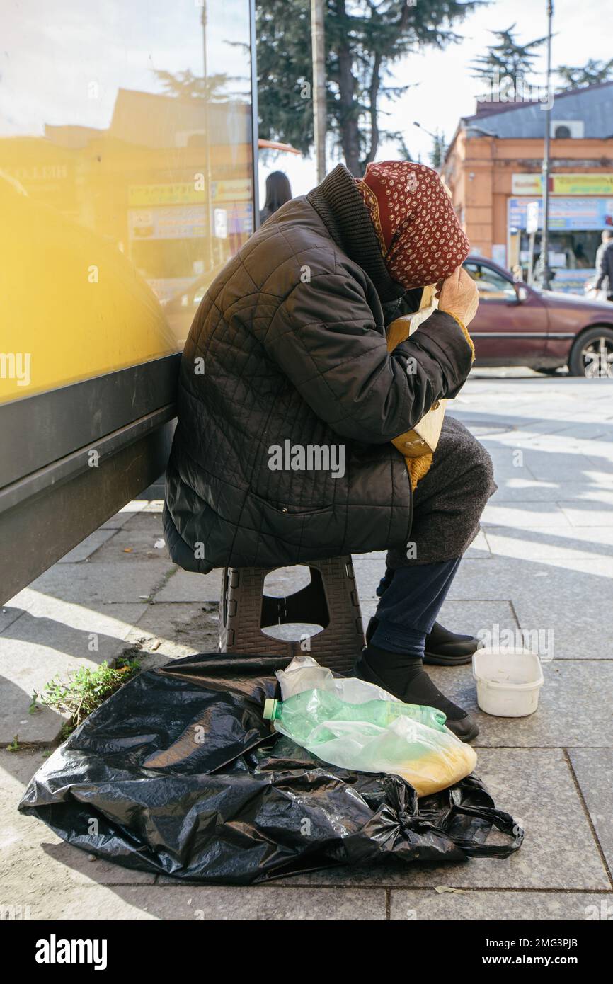 Homeless beggar woman asking hi-res stock photography and images - Alamy