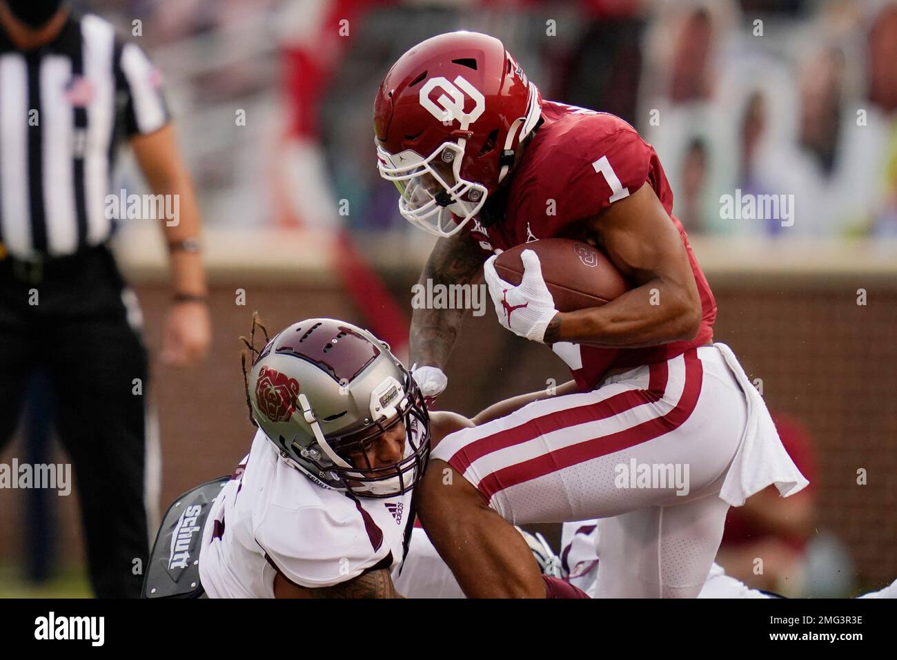 Oklahoma running back Seth McGowan (1) avoids avMissouri State defender ...