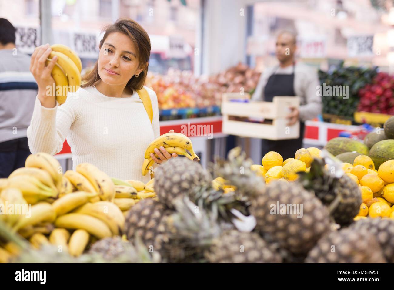 Woman picks ripe bananas at grocery supermarket Stock Photo - Alamy