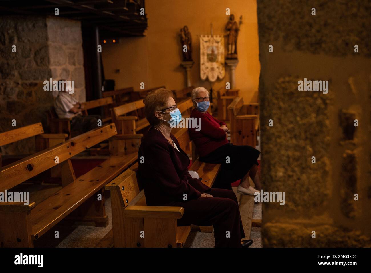 Catholic worshippers wearing face masks and keeping social distance to ...