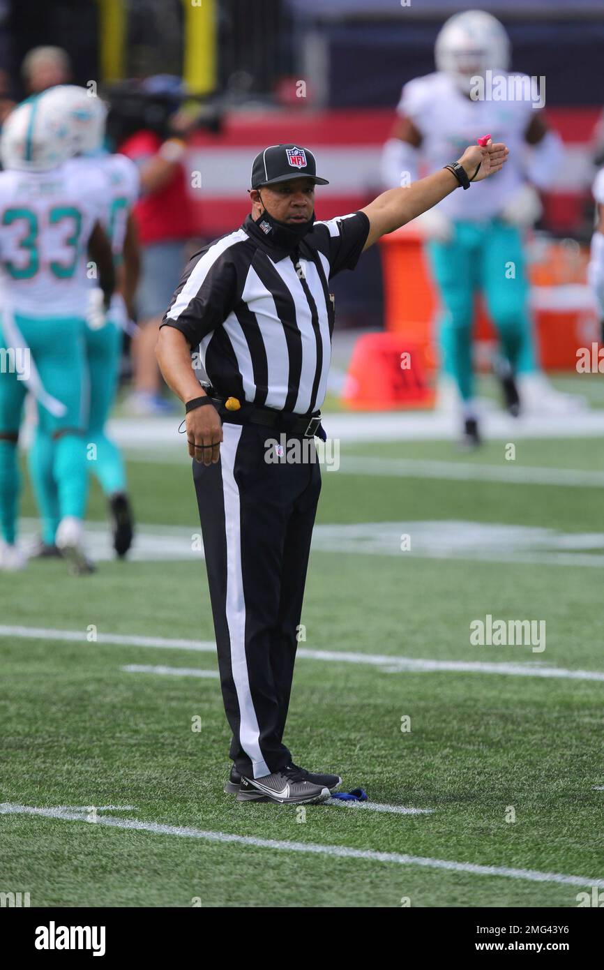 NFL back judge Greg Steed (12) signals a first down during an NFL ...
