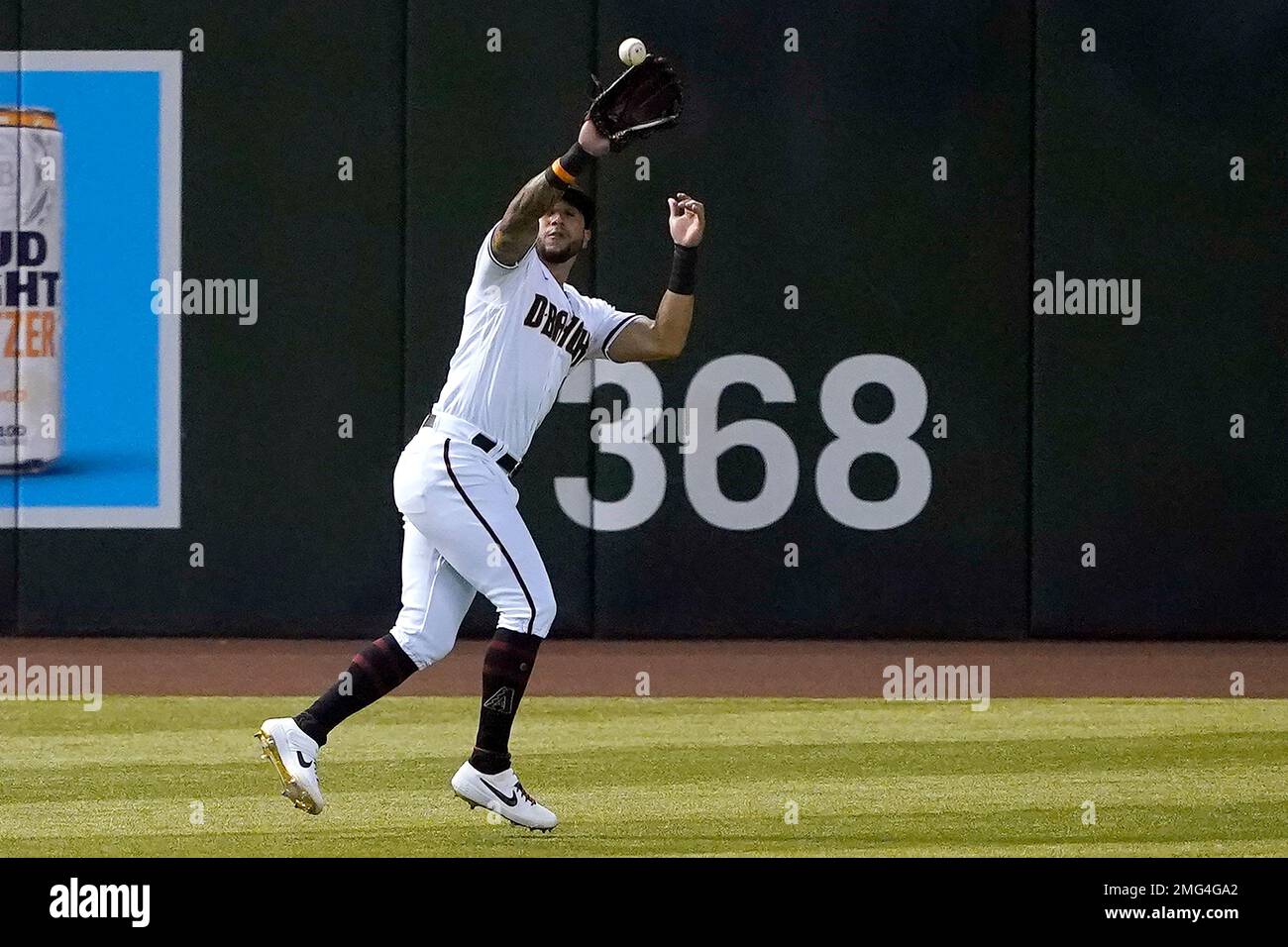 Arizona Diamondbacks' David Peralta catches a fly out hit by Los ...