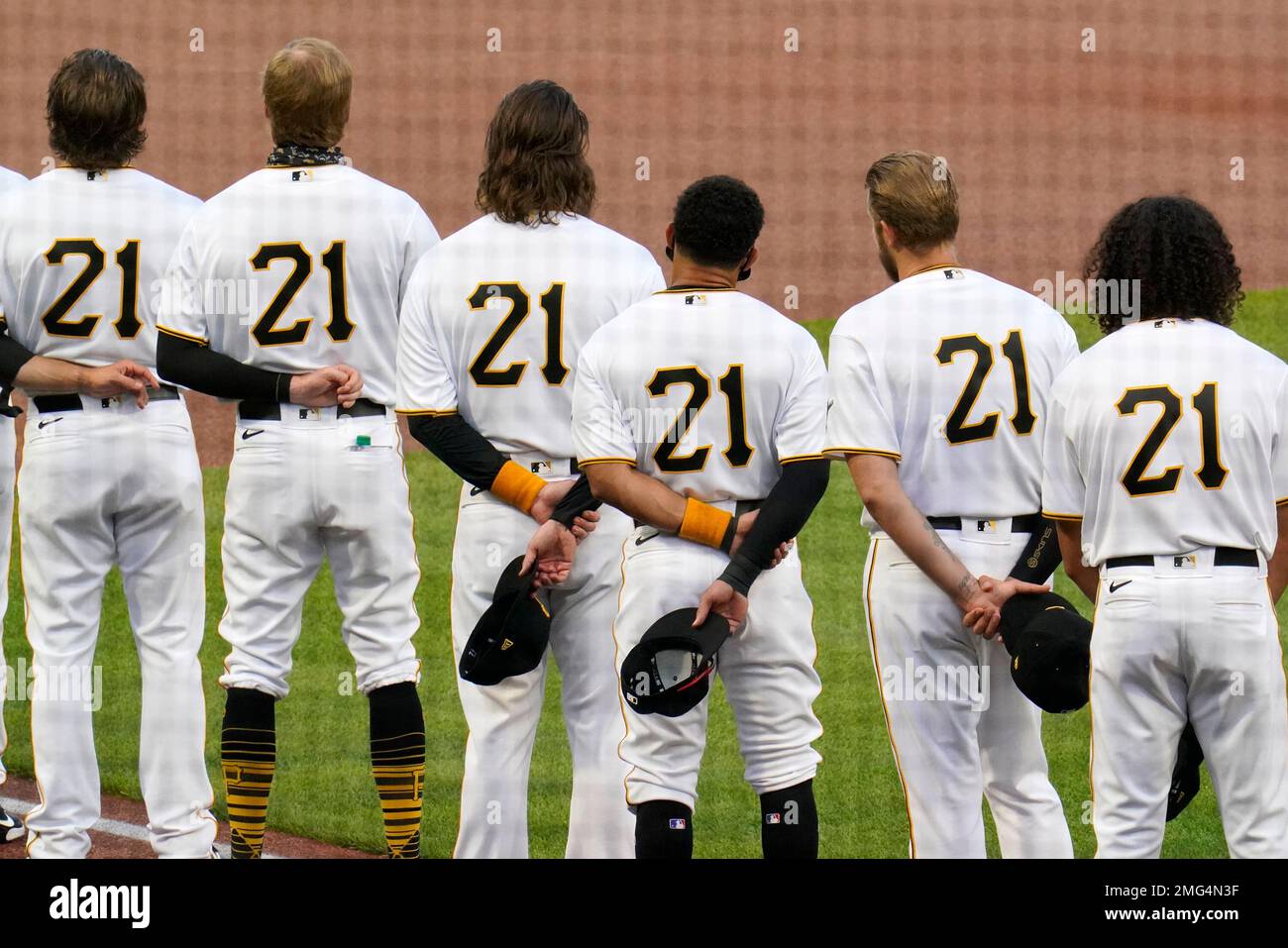 The Pittsburgh Pirates, all wearing Roberto Clemente's number 21 to ...