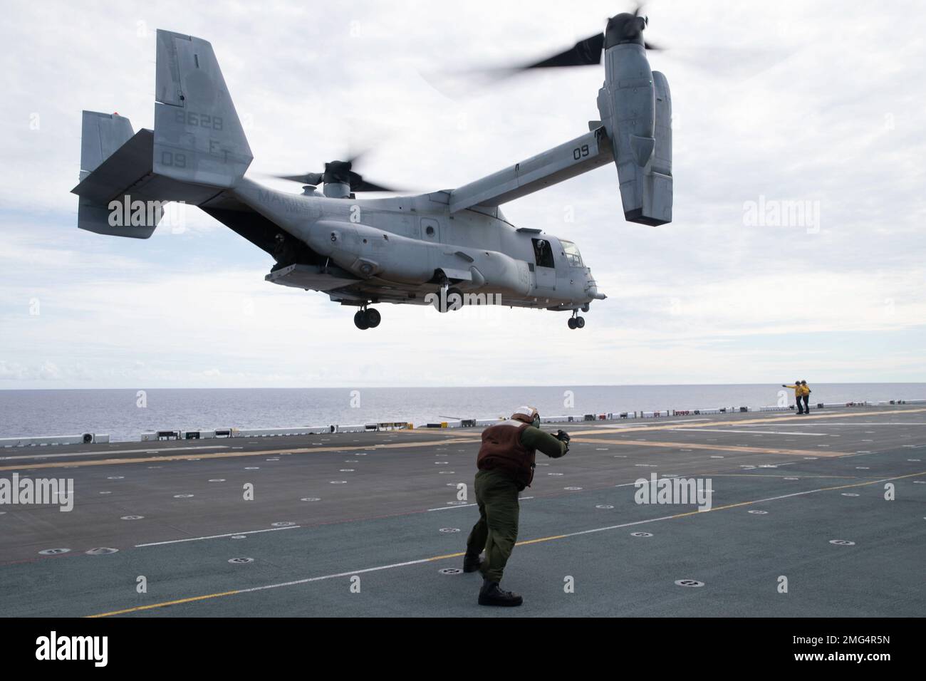 220822-N-VJ326-1168 PHILIPPINE SEA (Aug. 22, 2022) – An MV-22 Osprey ...