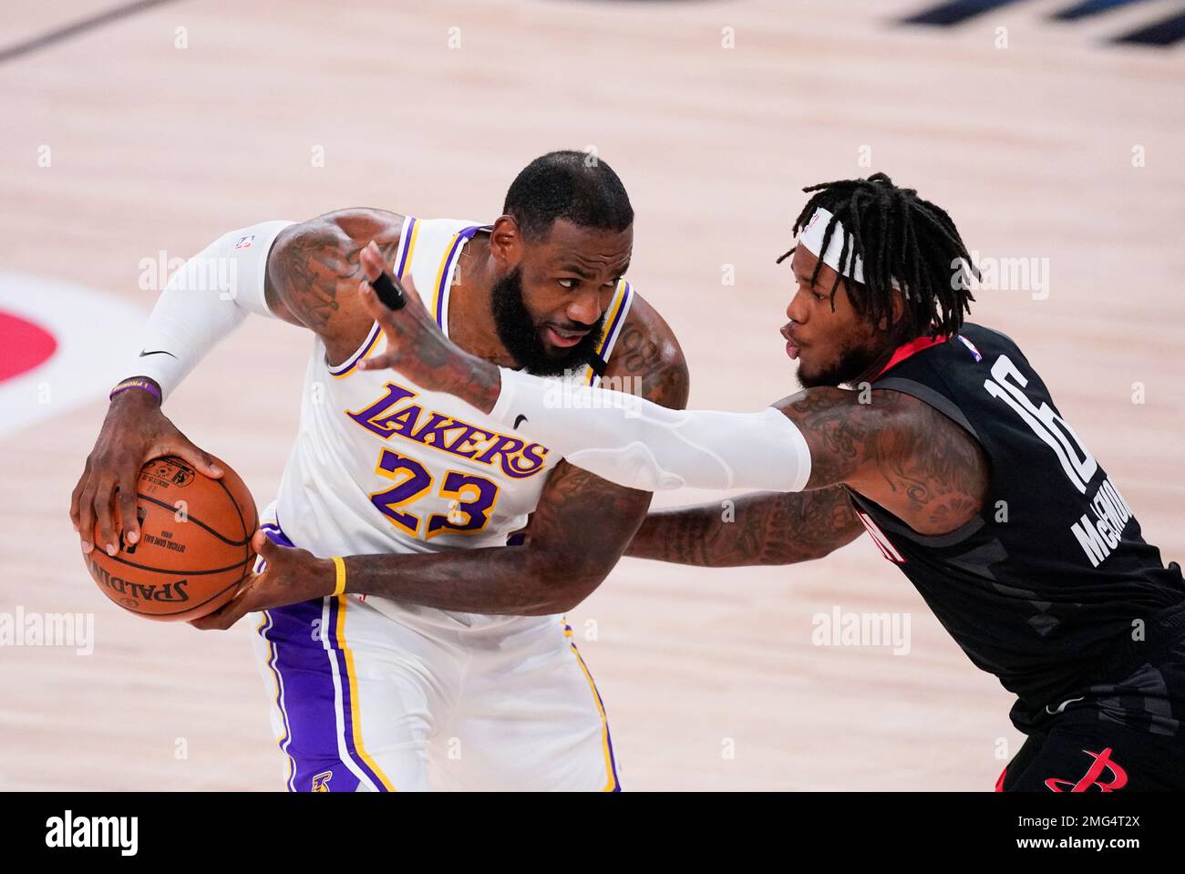 Los Angeles Lakers' LeBron James (23) drives around Houston Rockets ...
