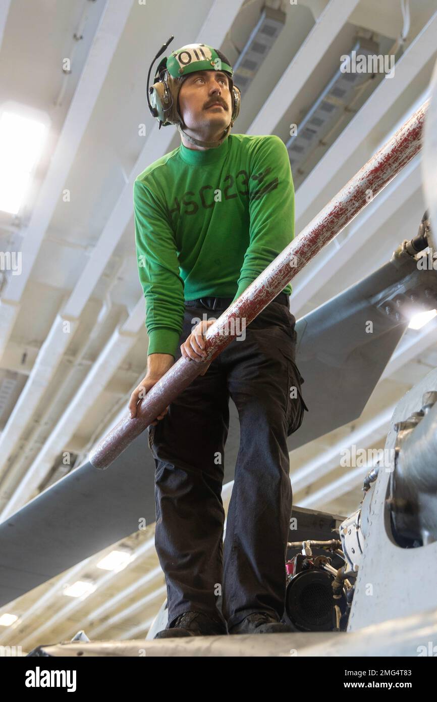 220822-N-IL330-1137 PHILIPPINE SEA (Aug. 22, 2022) – Aviation Machinist ...