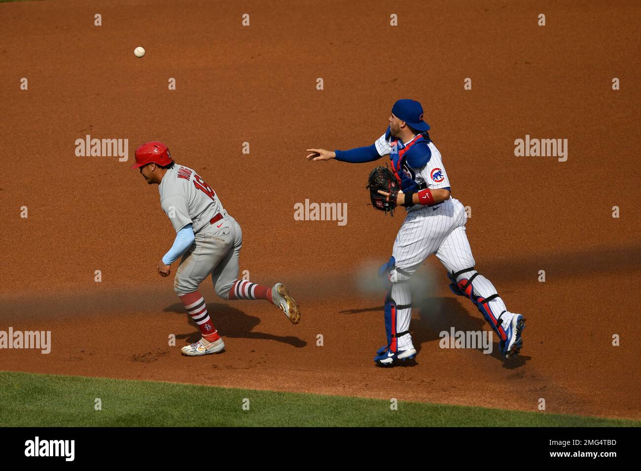 Chicago Cubs catcher Victor Caratini right, throws to second base while ...
