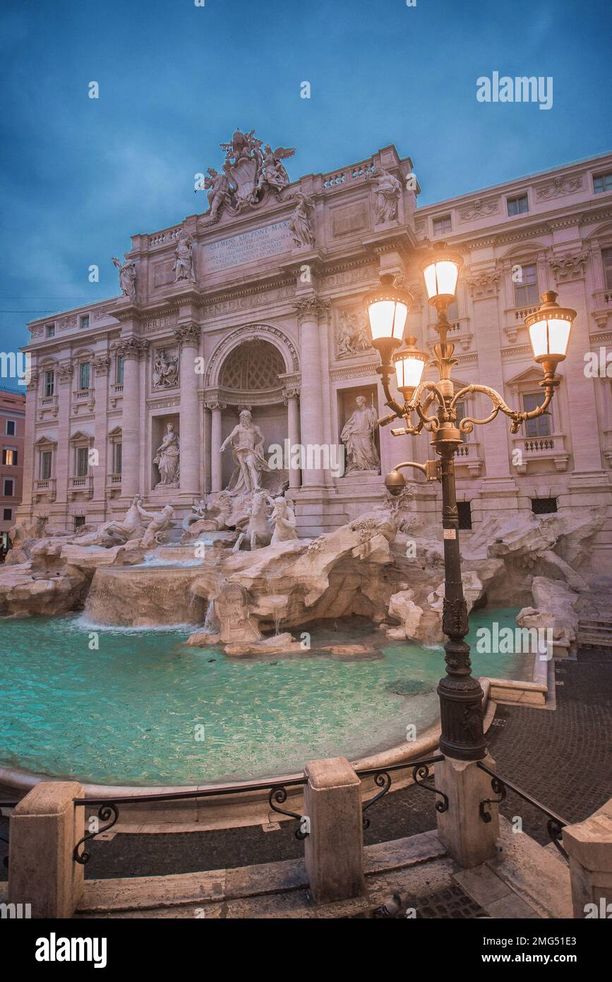 Medieval italian statue hi-res stock photography and images - Alamy