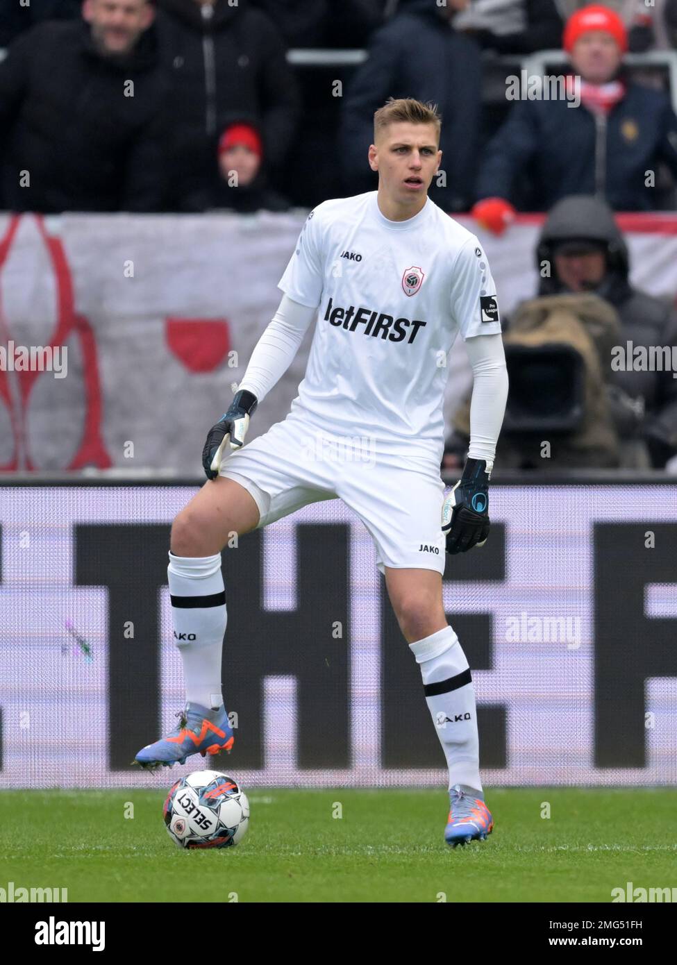 Standard liege goalkeeper hi-res stock photography and images - Alamy