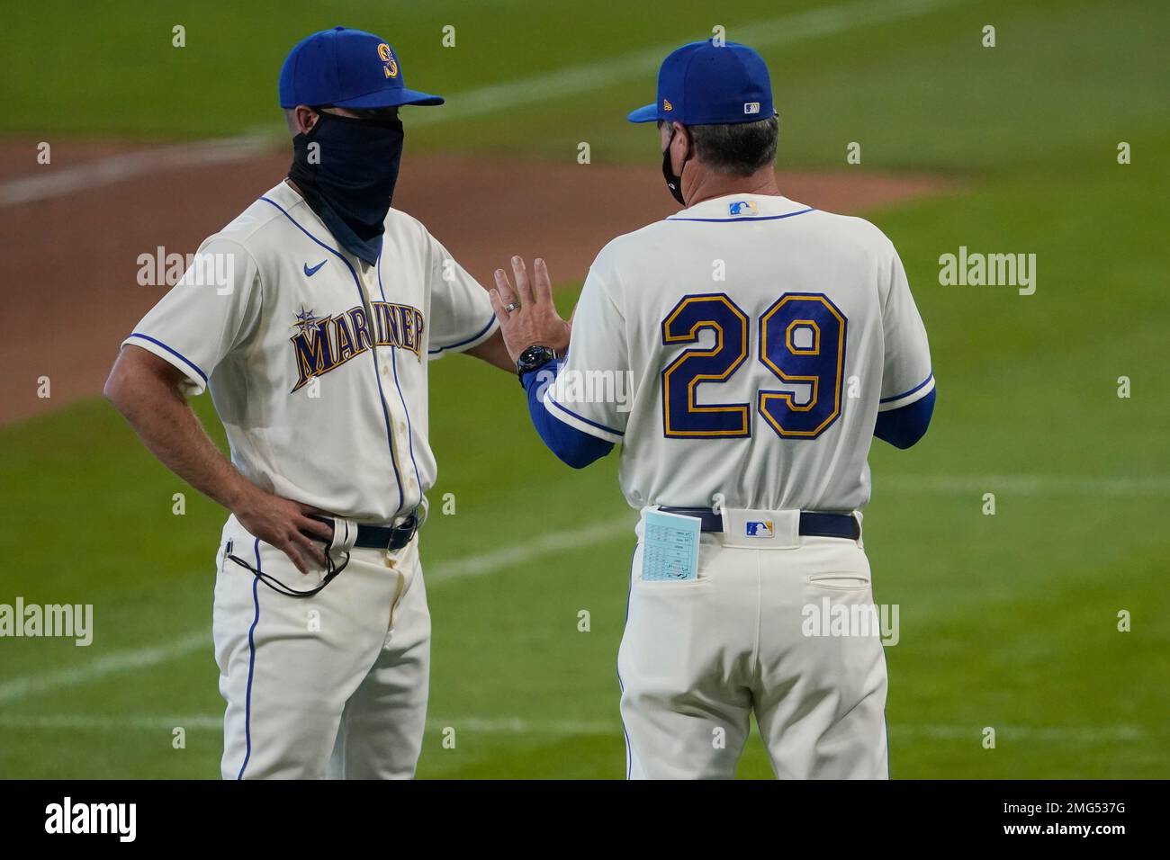 Seattle Mariners manager Scott Servais (29) talks with pitching coach ...
