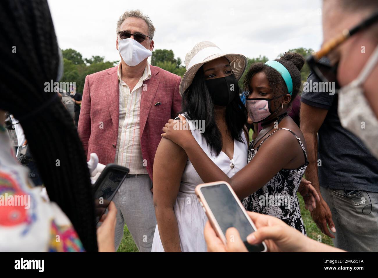 Arndrea Waters King hugs her daughter Yolanda Renee King, after they ...