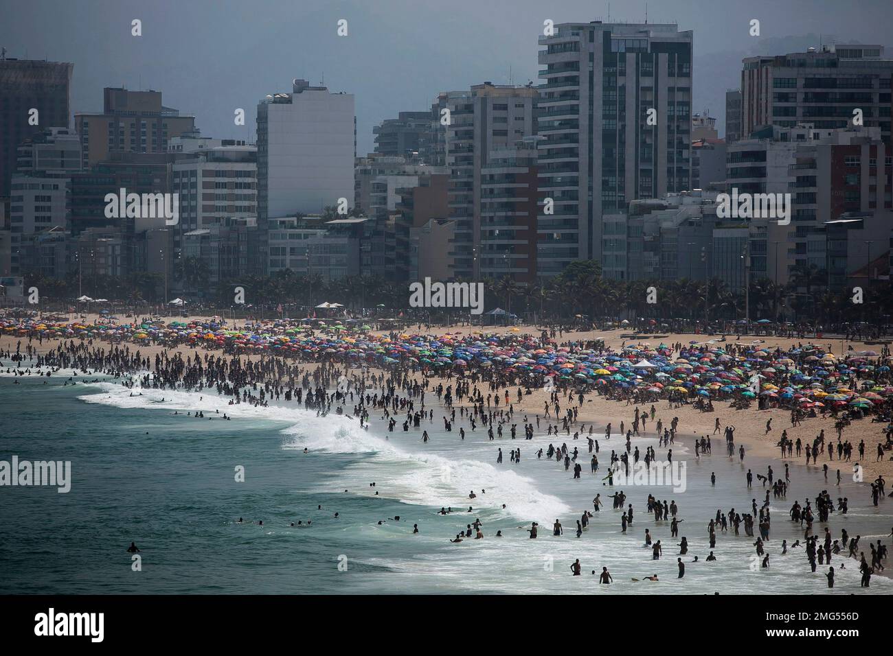 People enjoy the Ipanema beach amid the new coronavirus pandemic in Rio ...