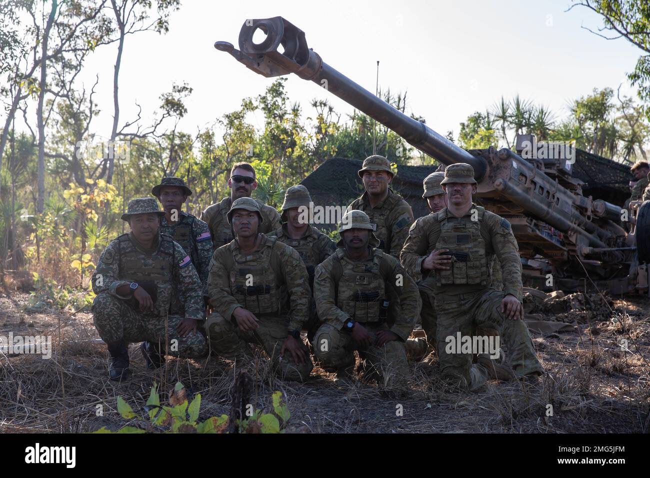 Members of the Australian Army and Malaysian Army pose for a photo ...