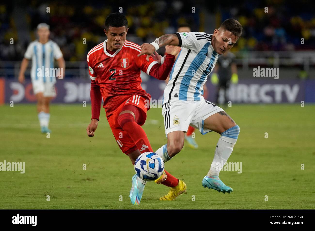 Peru's Anderson Villacorta, left, and Argentina's Alex Encinas fight ...