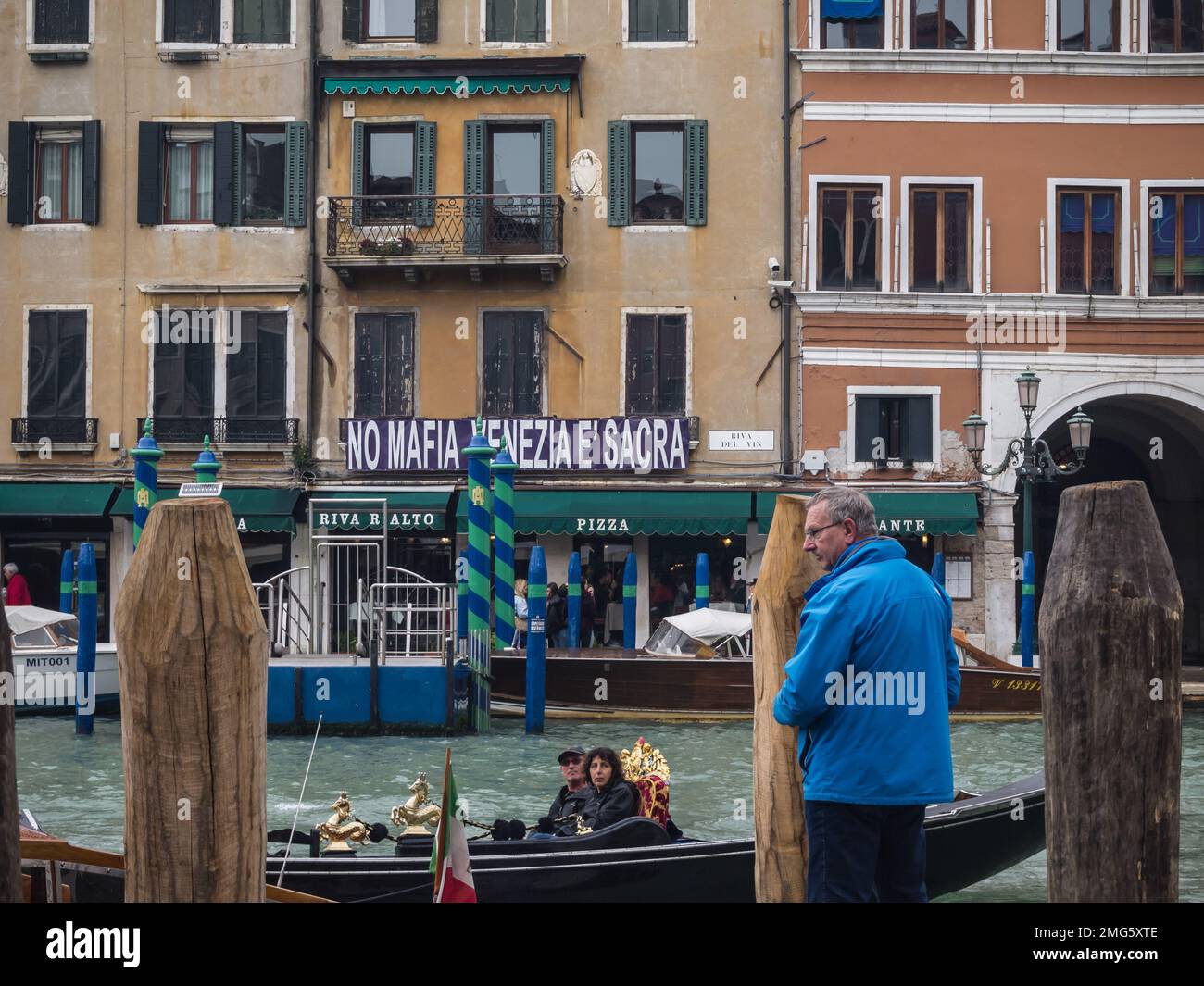 Restaurant in the Rialto area of Venice Stock Photo - Alamy