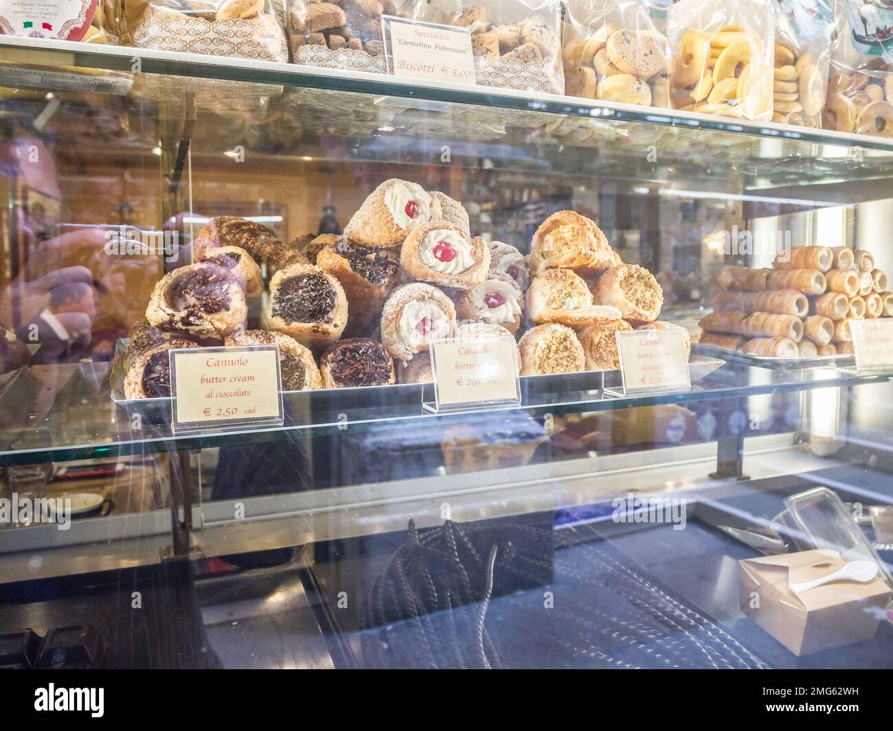 Cannoli in shop window display in Venice Stock Photo - Alamy