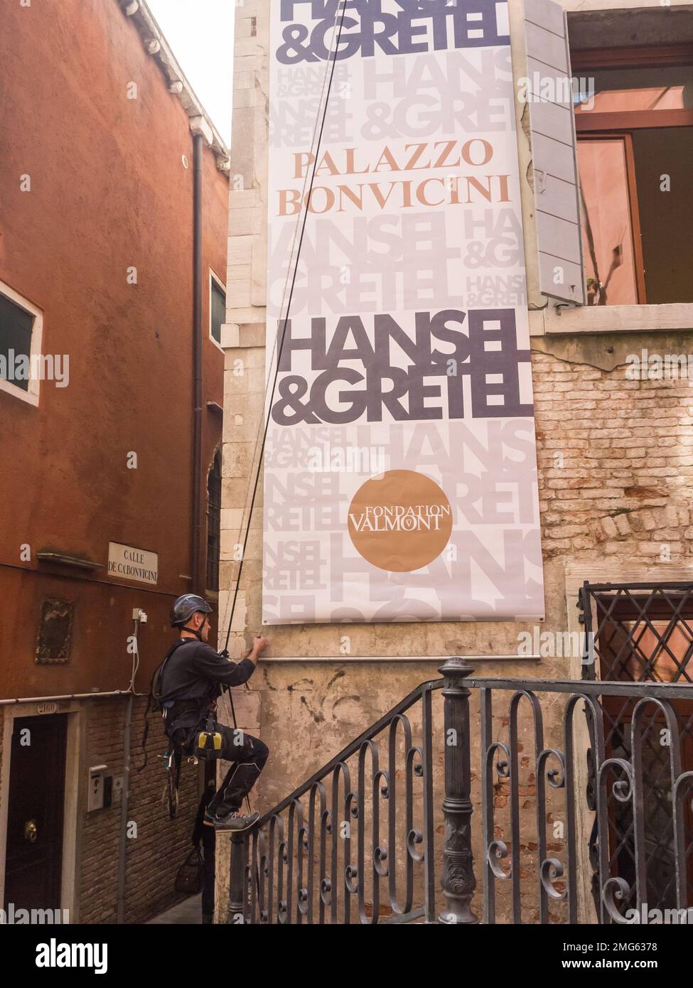 Erecting a banner for Venice Art Biennale at Palazzo Bonvicini Stock ...
