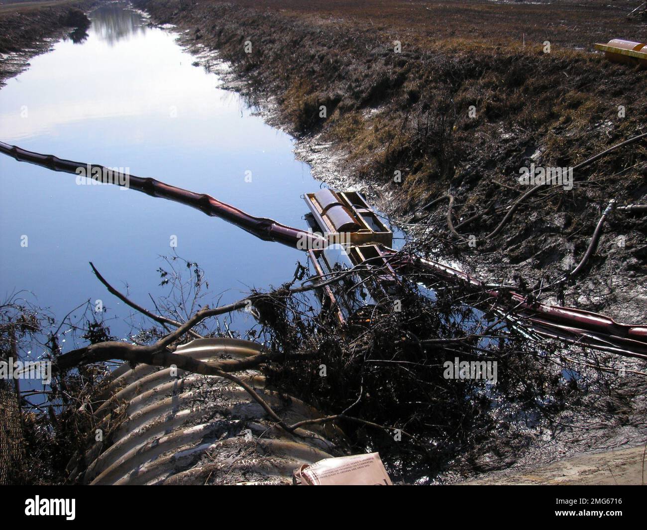 Oil skimming hi-res stock photography and images - Alamy