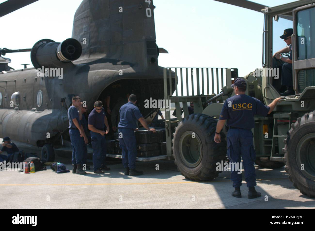 Aircrafts - Chinook Helicopter - 26-HK-52-13. Personnel with military ...