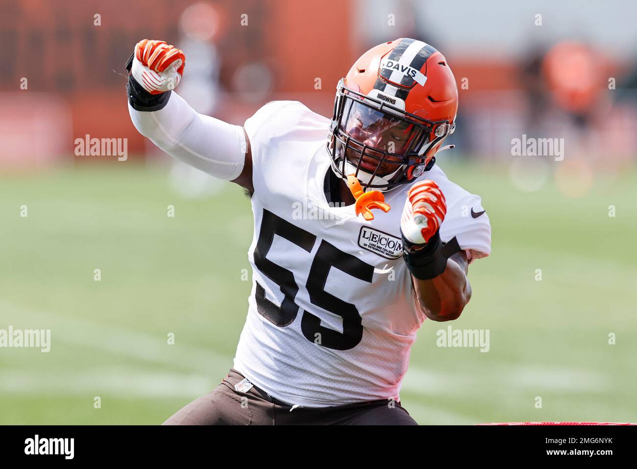 Cleveland Browns linebacker Tae Davis runs through a drill during ...