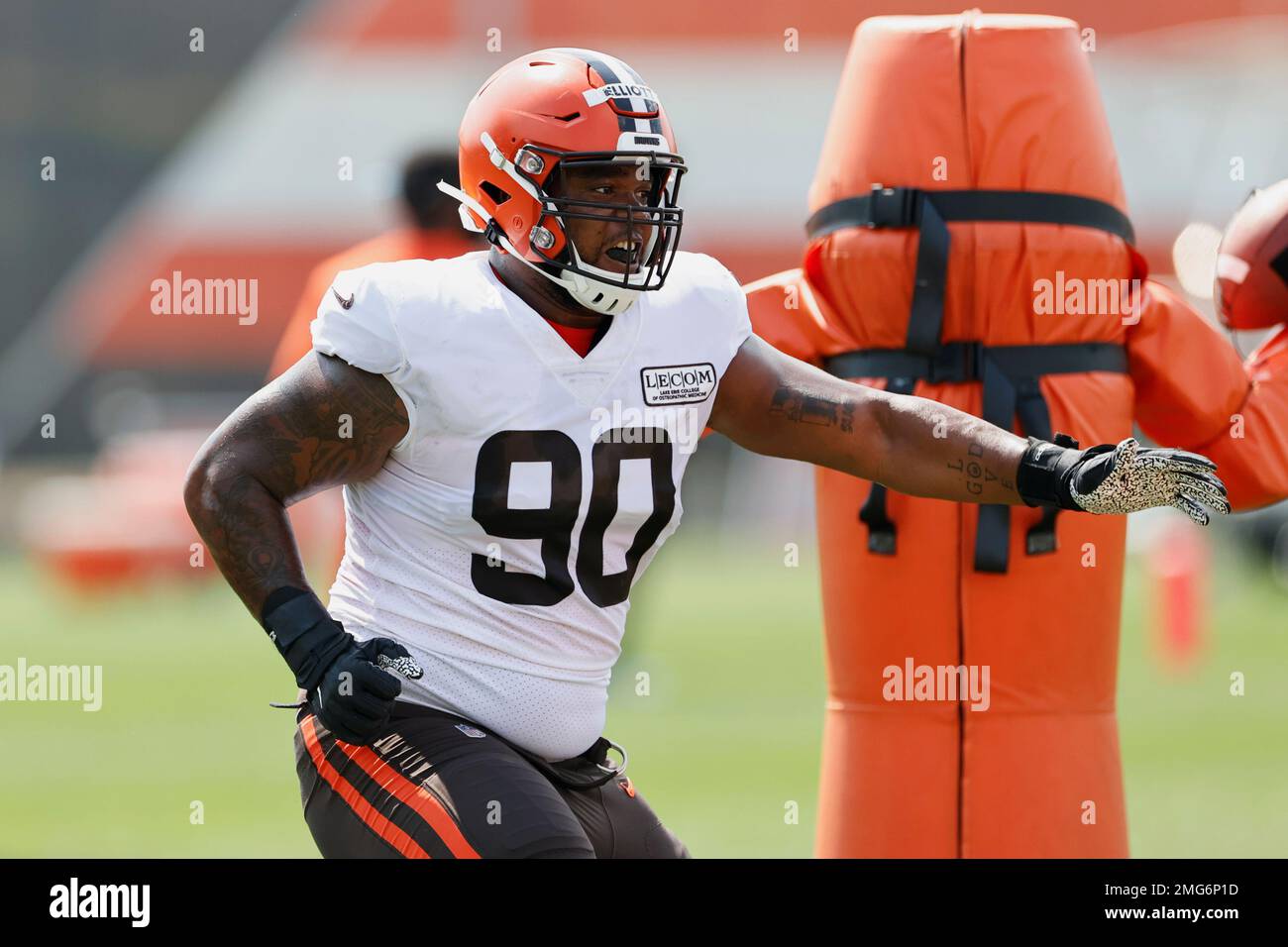 Cleveland Browns defensive tackle Jordan Elliott runs through a drill ...
