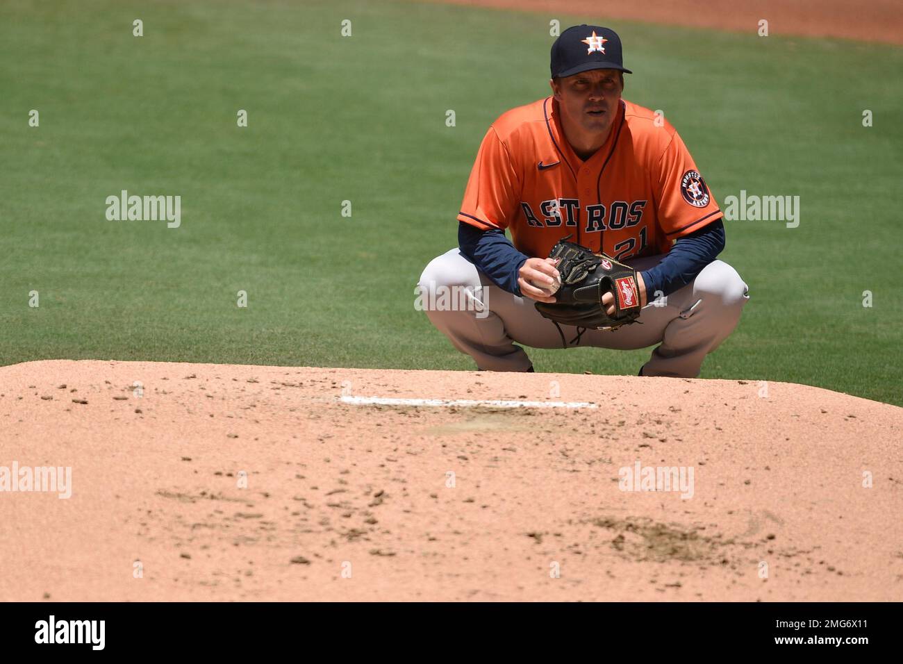 Houston Astros starting pitcher Zack Greinke prepares to pitch during ...