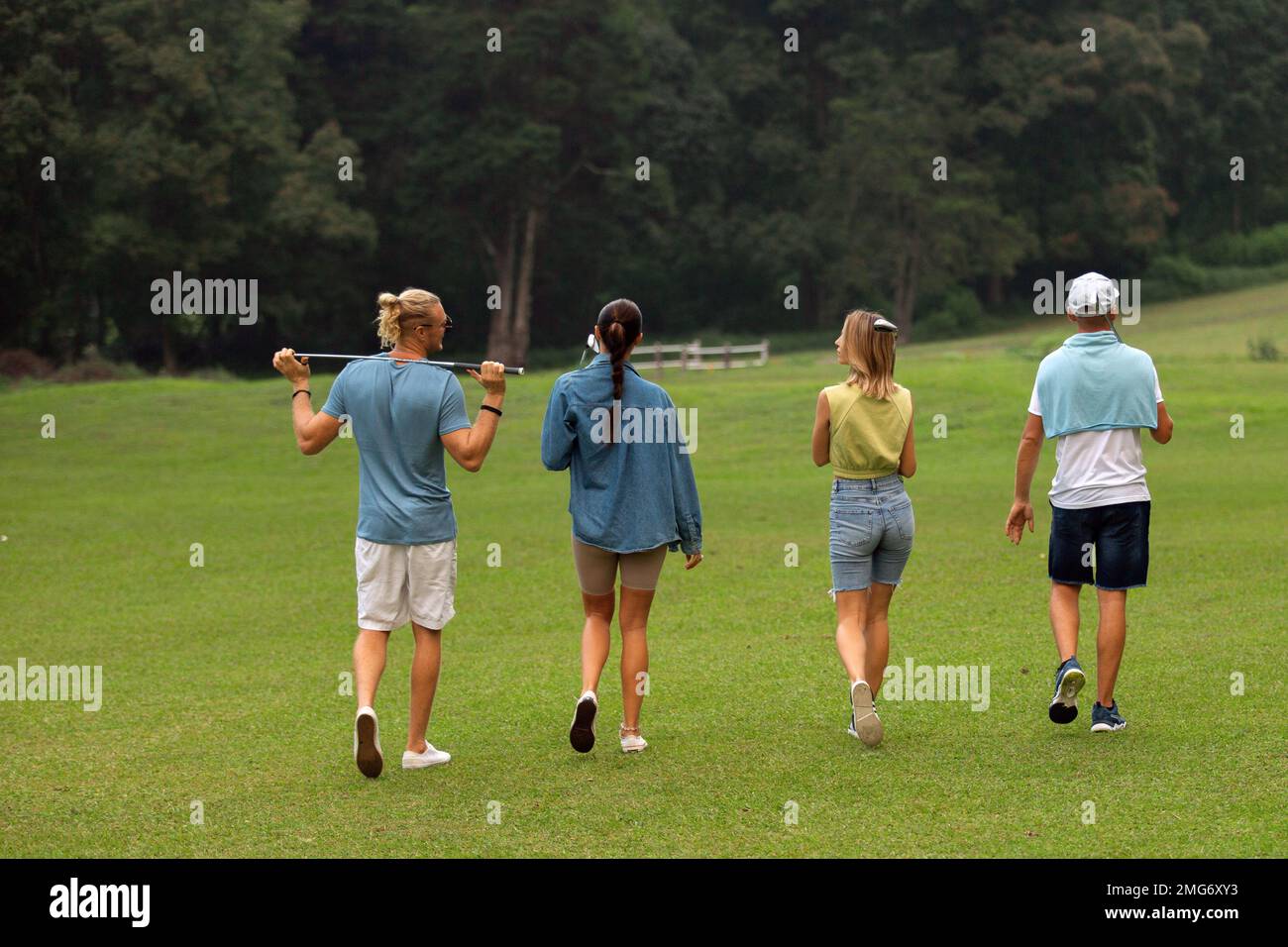 Group of friends playing golf hi-res stock photography and images - Alamy