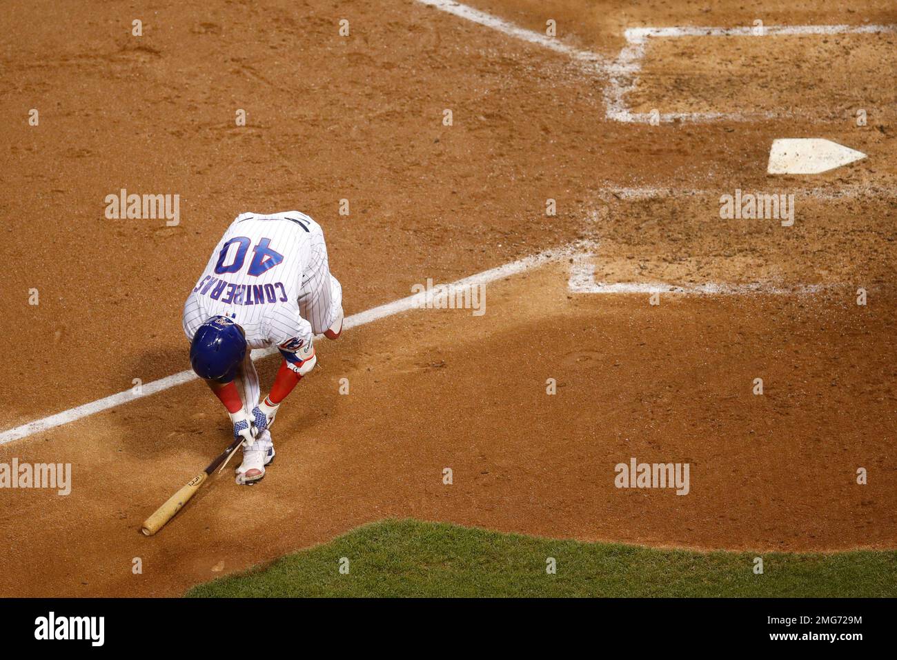 Chicago Cubs' Willson Contreras breaks his bat on the ground after ...