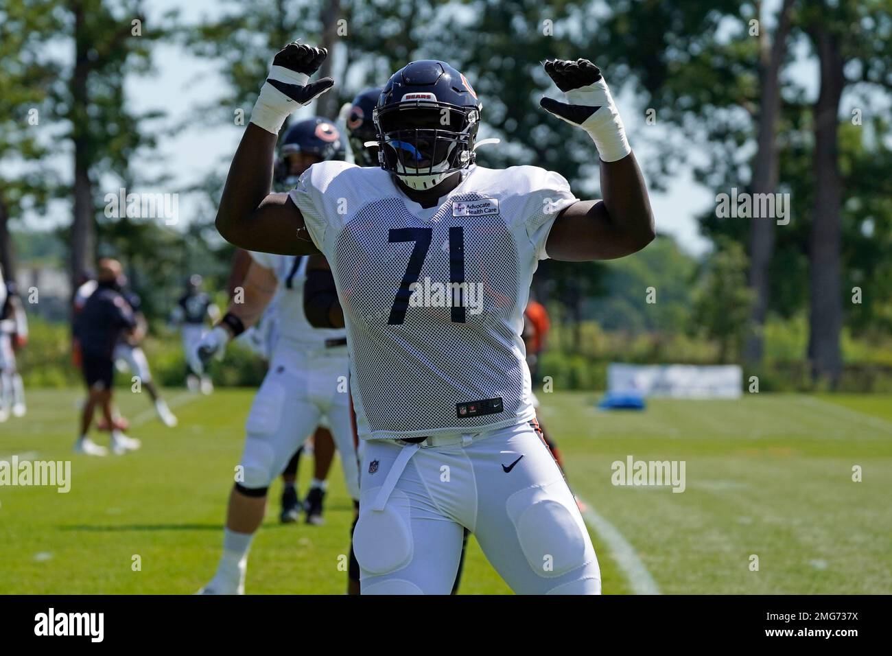 Chicago Bears offensive line Arlington Hambright warms up during an NFL ...
