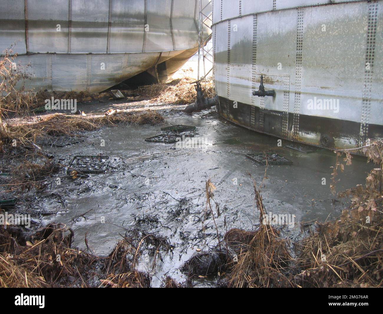 Pollution - ESU St. Louis Response - North Bass - 26-HK-229-15. SLUDGE ...