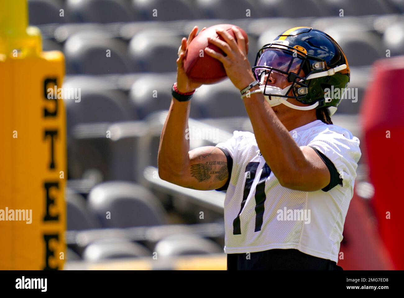 Pittsburgh Steelers wide receiver Chase Claypool (11) makes a catch ...