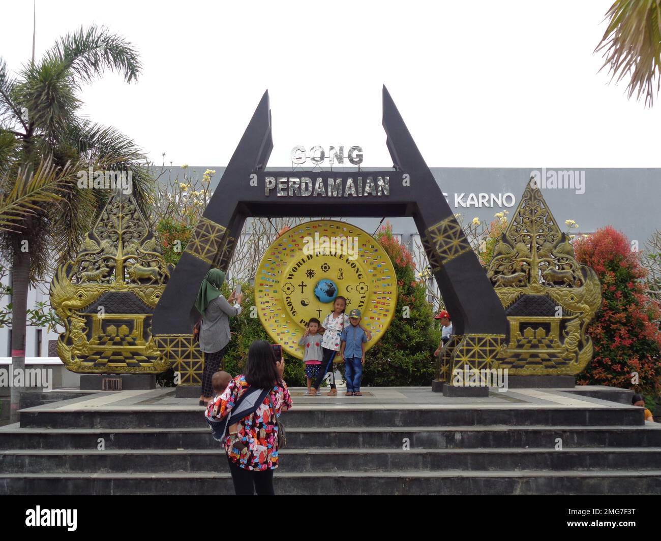 World gong peace , the symbol of world peace Stock Photo - Alamy