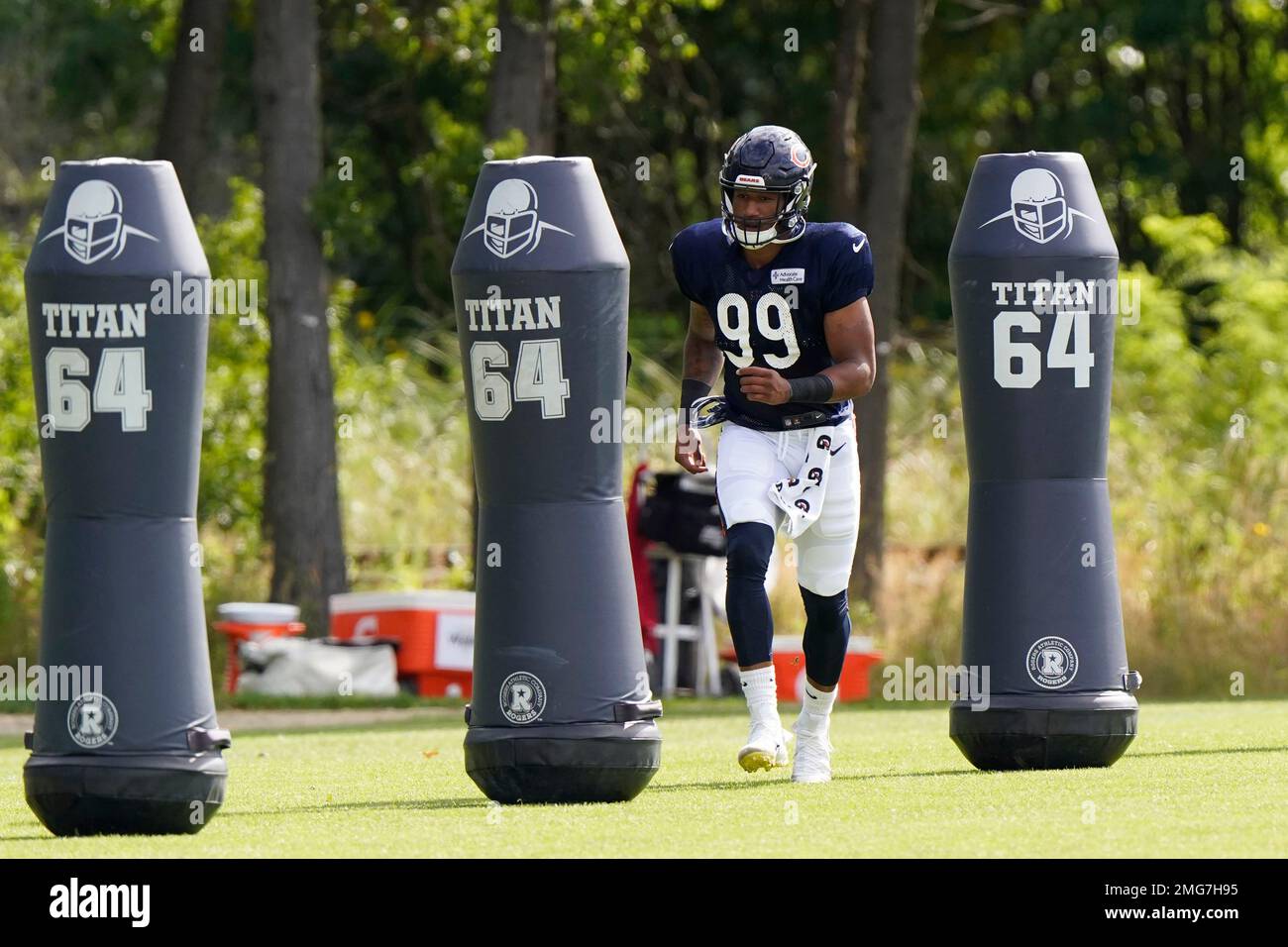 Chicago Bears linebacker Trevis Gipson runs a drill during an NFL ...