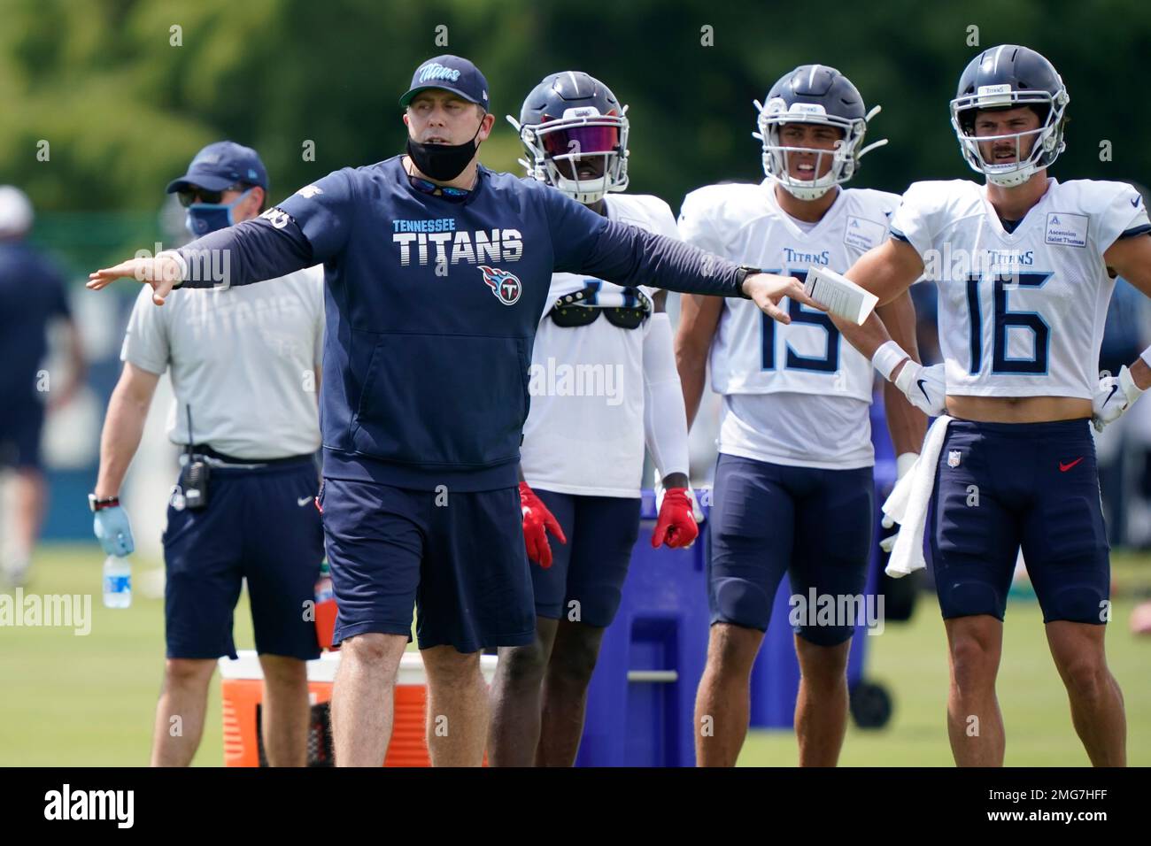 Tennessee Titans offensive coordinator Arthur Smith directs players ...