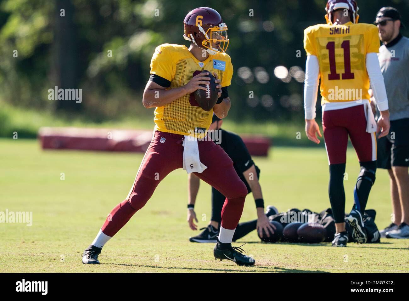 Washington quarterback Steven Montez (6) looks to throw during practice ...