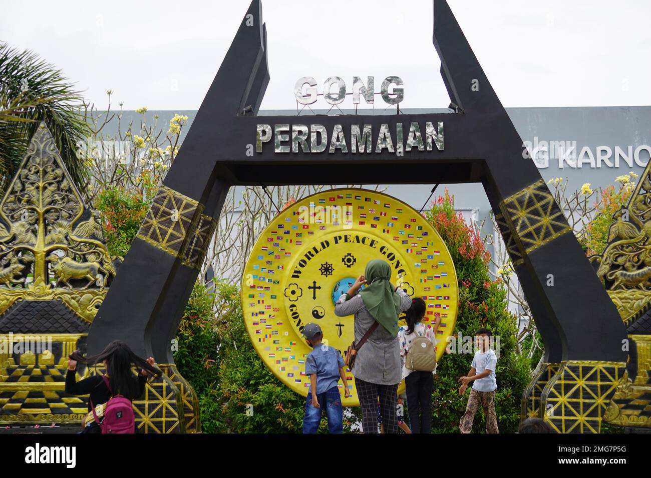 World gong peace , the symbol of world peace Stock Photo - Alamy