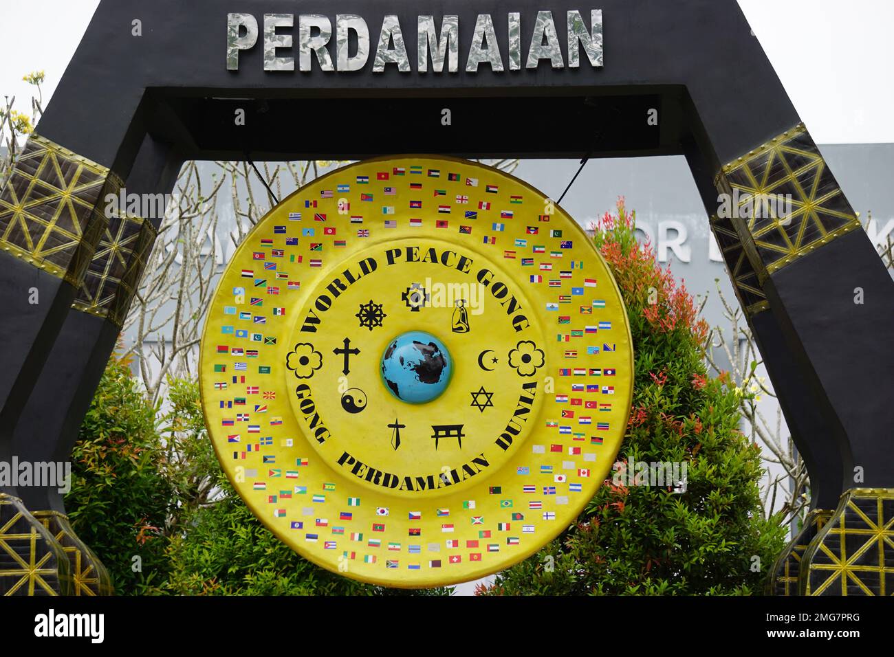 World gong peace , the symbol of world peace Stock Photo - Alamy