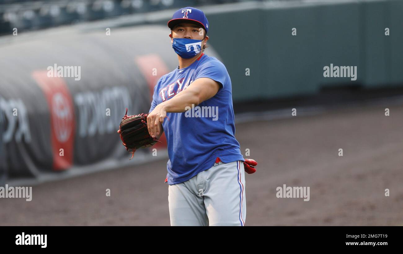 Texas Rangers left fielder Shin-Soo Choo (17) warms up before a ...