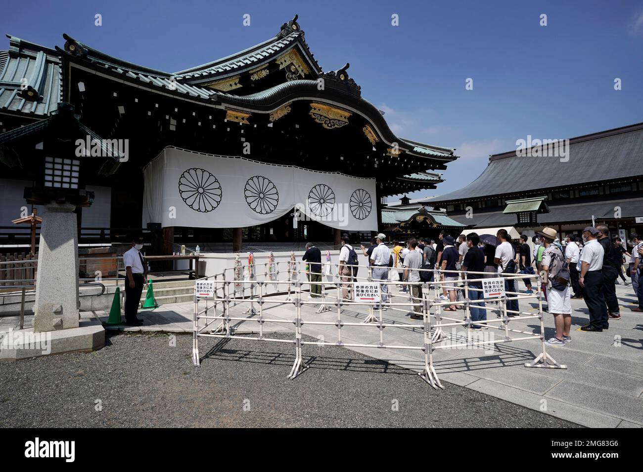 Worshippers queue to pay respects to the war dead at Yasukuni Shrine ...